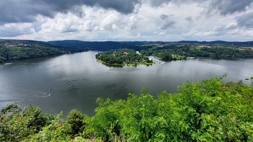 Kempuj bez kempu v místě Slapská přehrada - přímo u vody | bezkempu.cz