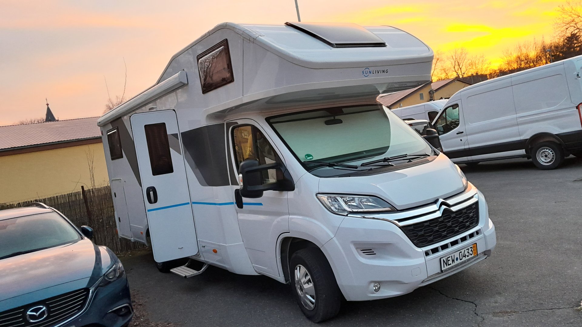 Sun Living A75DP - alkovna - Půjčovna obytných vozů | bezkempu.cz