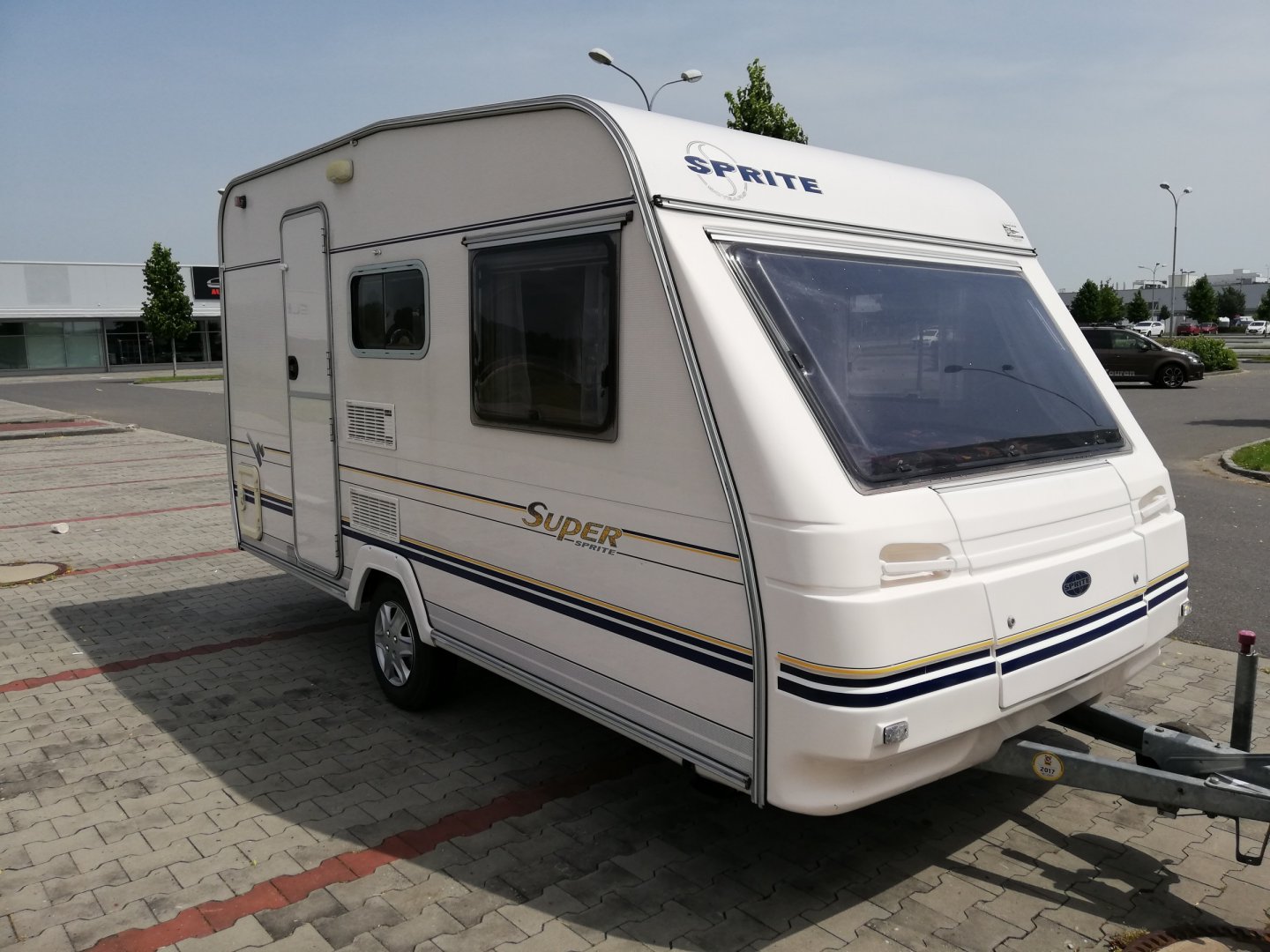 Karavan Sprite 390 - přívěs - Půjčovna karavanů | bezkempu.cz