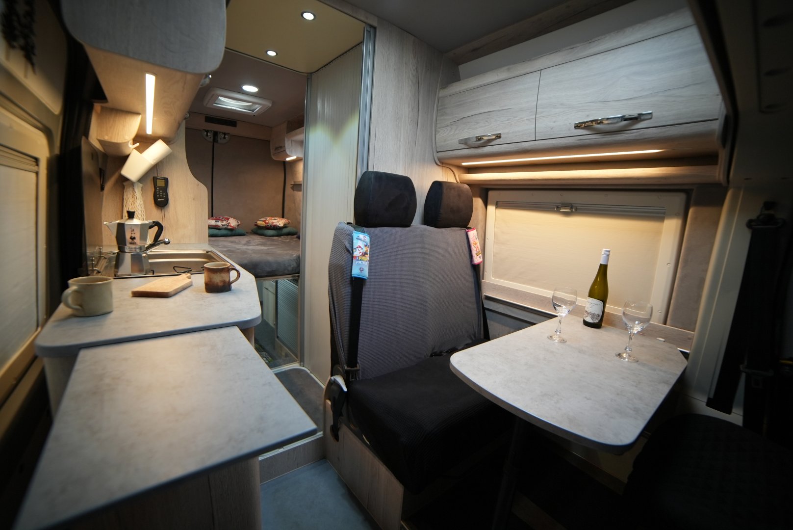 POJÍZDNÁ CHATA pro 5 osob - dodávka - Půjčovna obytných vozů | bezkempu.cz