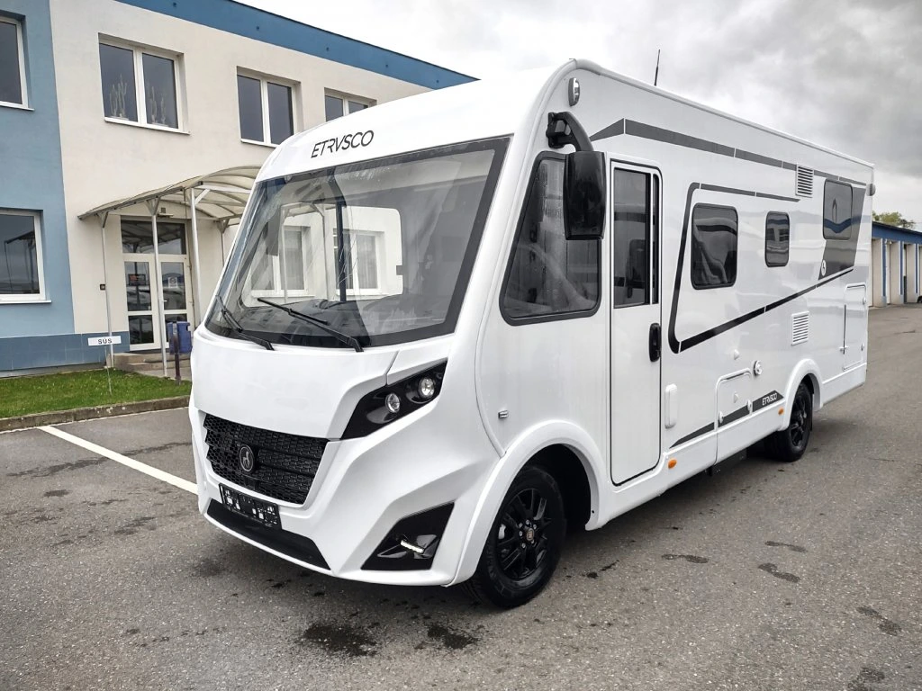 Etrusco 6900 SB - integrál - Půjčovna obytných vozů | bezkempu.cz