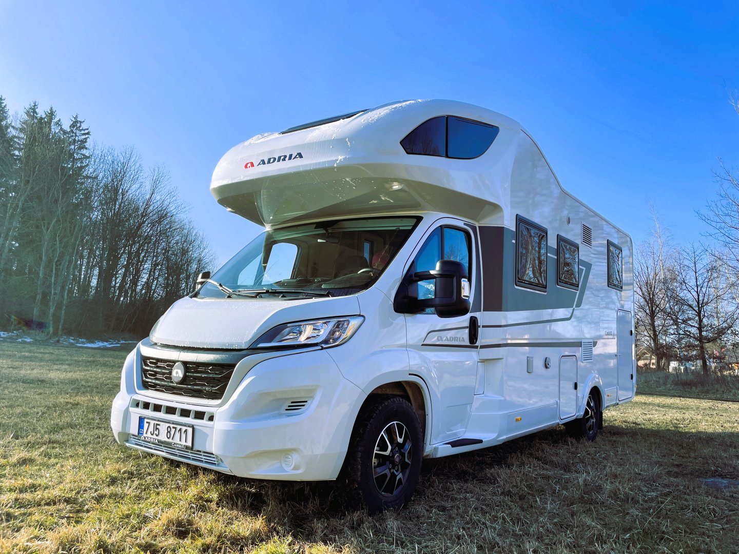 Adria CORAL XL AXESS 660 SL - alkovna - Půjčovna obytných vozů | bezkempu.cz